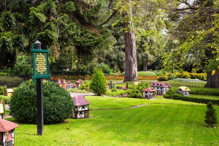 The Best Parks in Melbourne for a Relaxing Stroll • TOT: HOT OR NOT